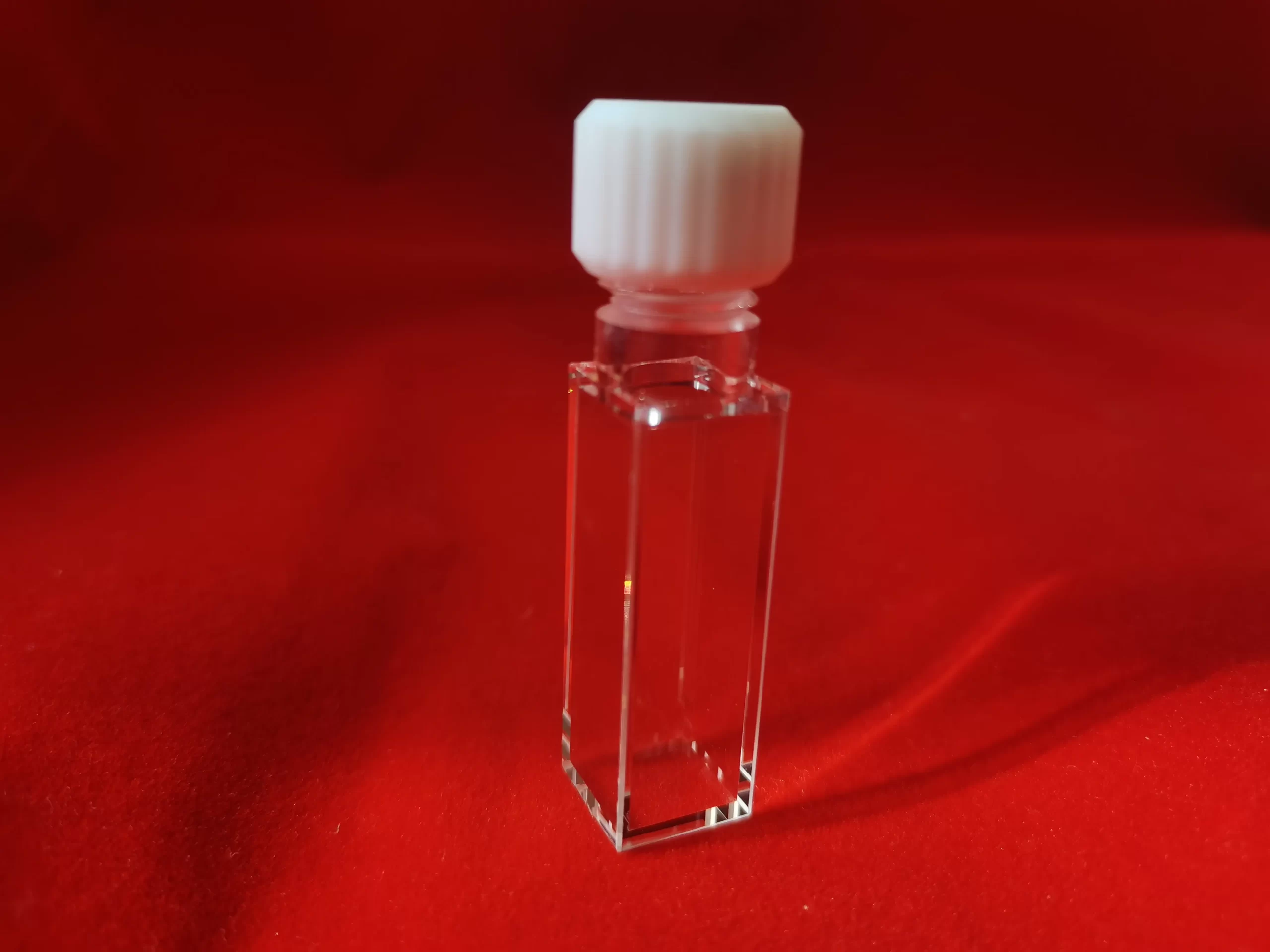 Quartz fluorescent rectangular cuvette with screw cap (4 light channels ...